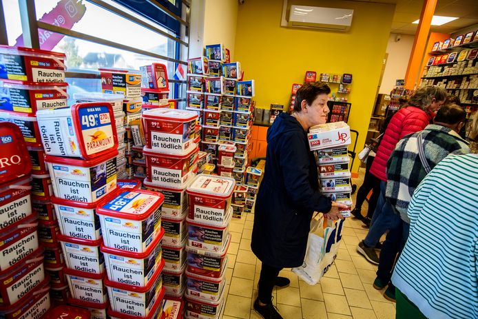 Nederlanders slaan vóór Duitse grenscontroles nog snel tabak in: ‘980 ...