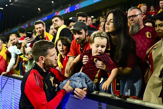 Élu homme du match, Kevin De Bruyne partage quelques instants avec ses ...
