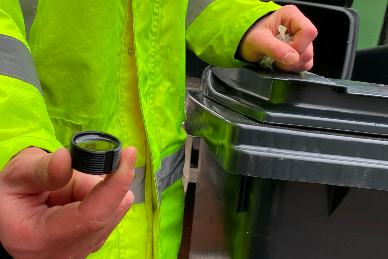 Eerste nieuwe grijze afvalcontainers geleverd: “Mensen hebben nog veel ...