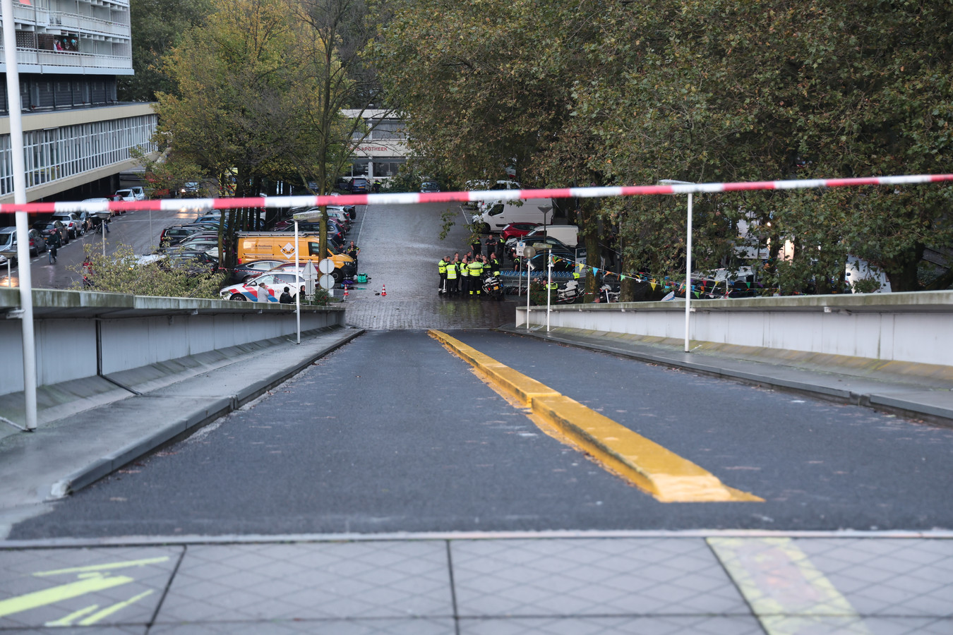 Vrouw (57) overleden die werd geraakt door van helling geduwde auto ...