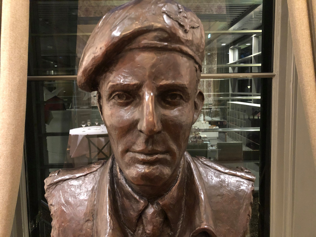 Ereplaats voor buste van oorlogsheld John Waddy in Airborne Museum ...