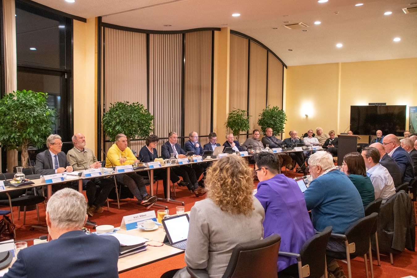 Zeeuwse waterschap houdt ‘stelselmatig besloten bestuursvergaderingen ...