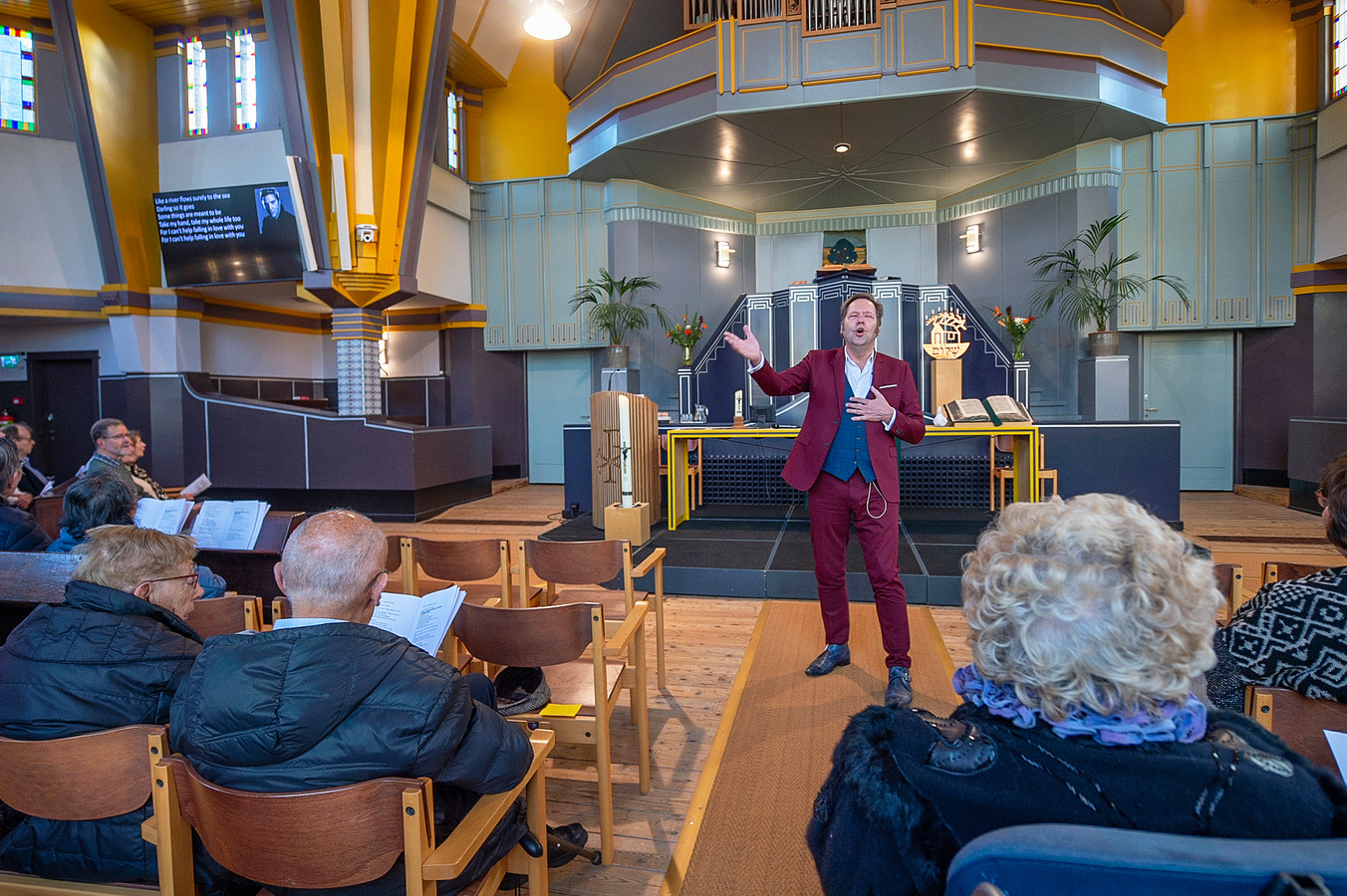 Kerkgangers genieten van Elvis-dienst: ‘Wat kan die dominee zingen ...