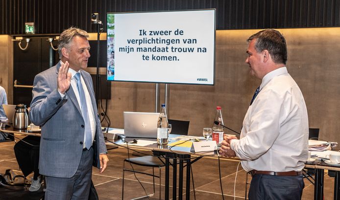 Piet Delrue legt eed af als nieuwe schepen | Roeselare | hln.be