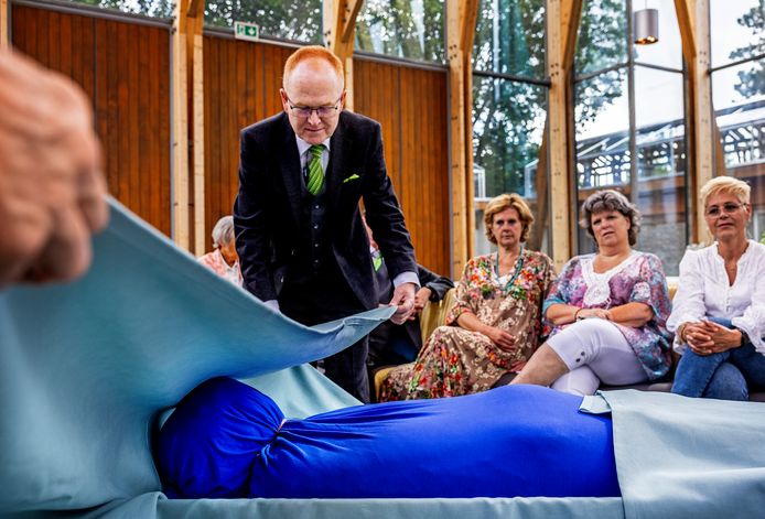 Overledenen steeds vaker opgebaard in een lijkwade: ‘Persoonlijker ...