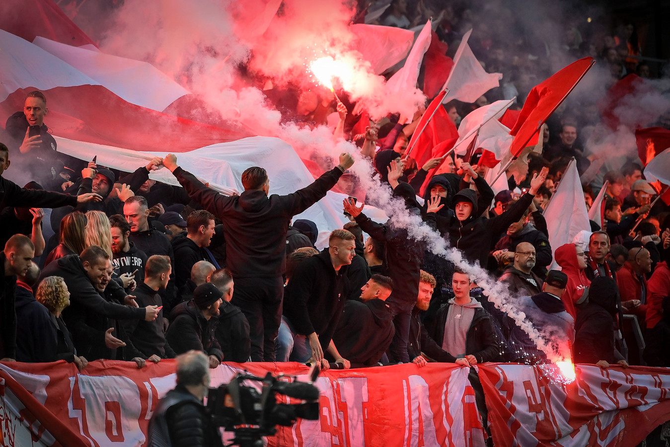 Les images d’un supporter de l’Antwerp lançant un déambulateur sur des ...