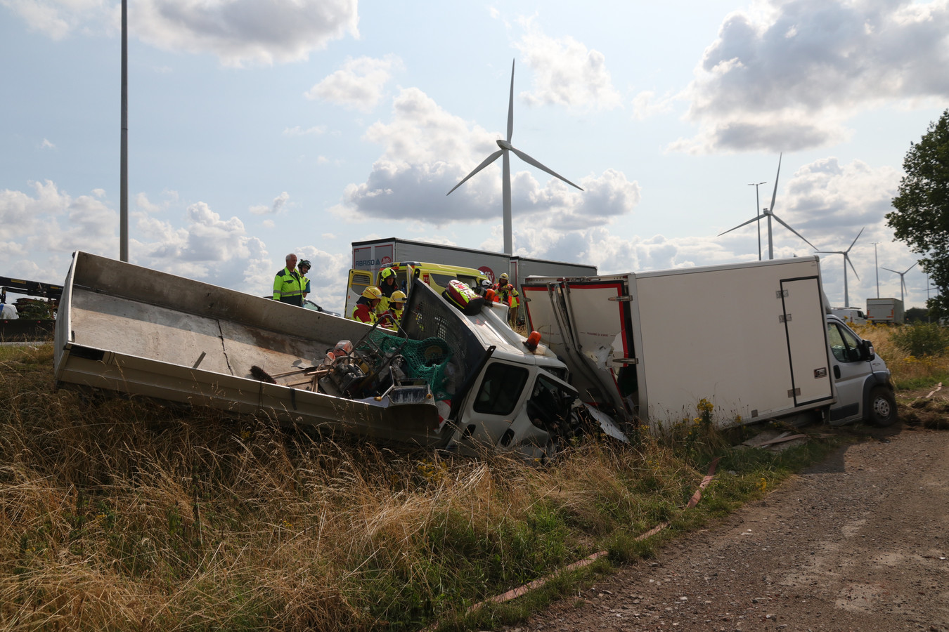 Zware botsing op pechstrook E17: één slachtoffer in levensgevaar | Foto ...