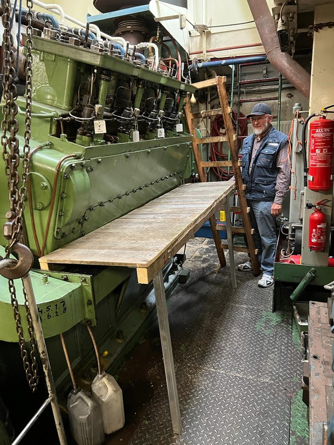 Gerrit Jan moet een list verzinnen om motor varend monument te kunnen ...