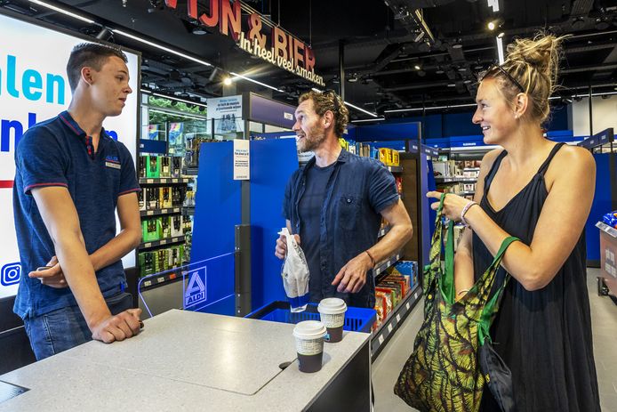 Amper klanten in eerste kassaloze supermarkt van Nederland, maar tóch ...