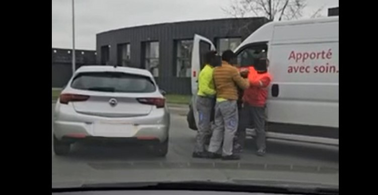 Postbode krijgt klappen tijdens geval van verkeersagressie op rotonde ... Postbode krijgt klappen tijdens geval van verkeersagressie op rotonde ...