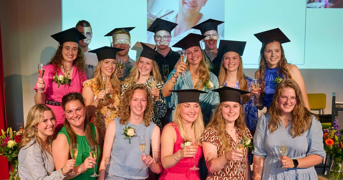 Laatste juffen en meesters ‘van Veghel’ krijgen hun diploma: ‘Zo jammer ...