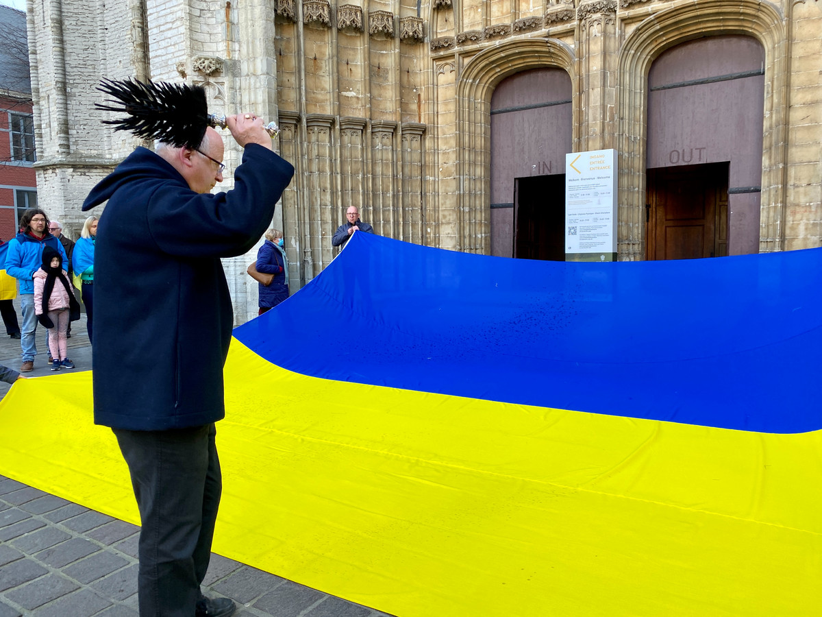 Oekraïense vlag wappert boven kathedraal: “Teken van onze solidariteit ...