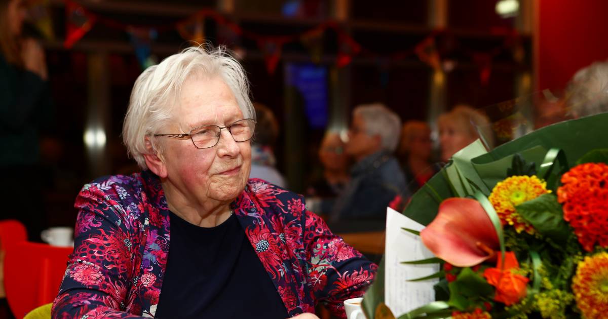 Hennie (89) werd verstoten door vader, nu viert ze het leven in theater ...