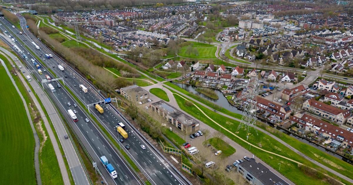 File A15 van Ridderkerk richting Papendrecht door water op het wegdek ...
