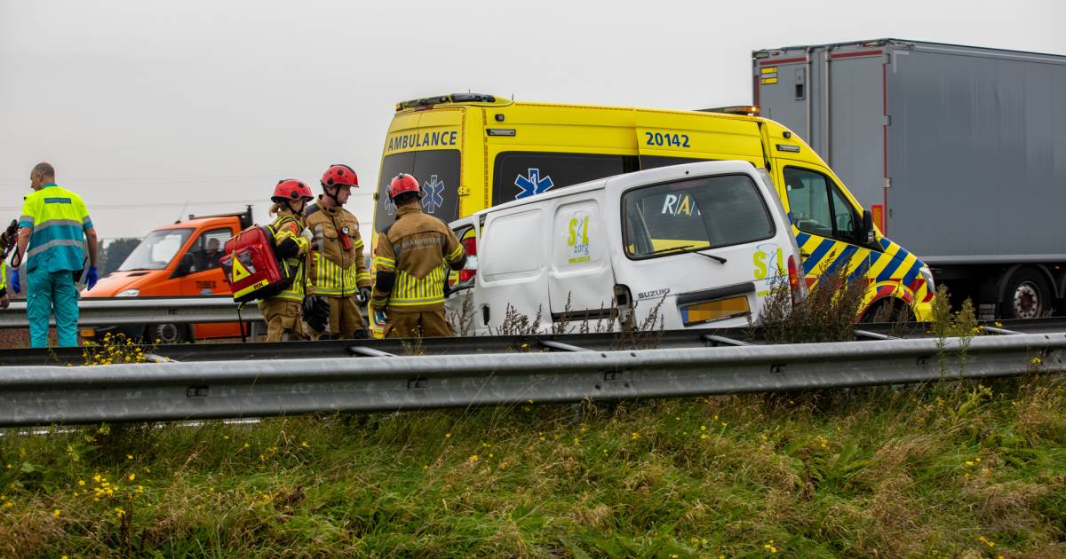 Gewonde en flinke schade bij botsing tussen twee bestelbussen op de A58 bij Roosendaal ...