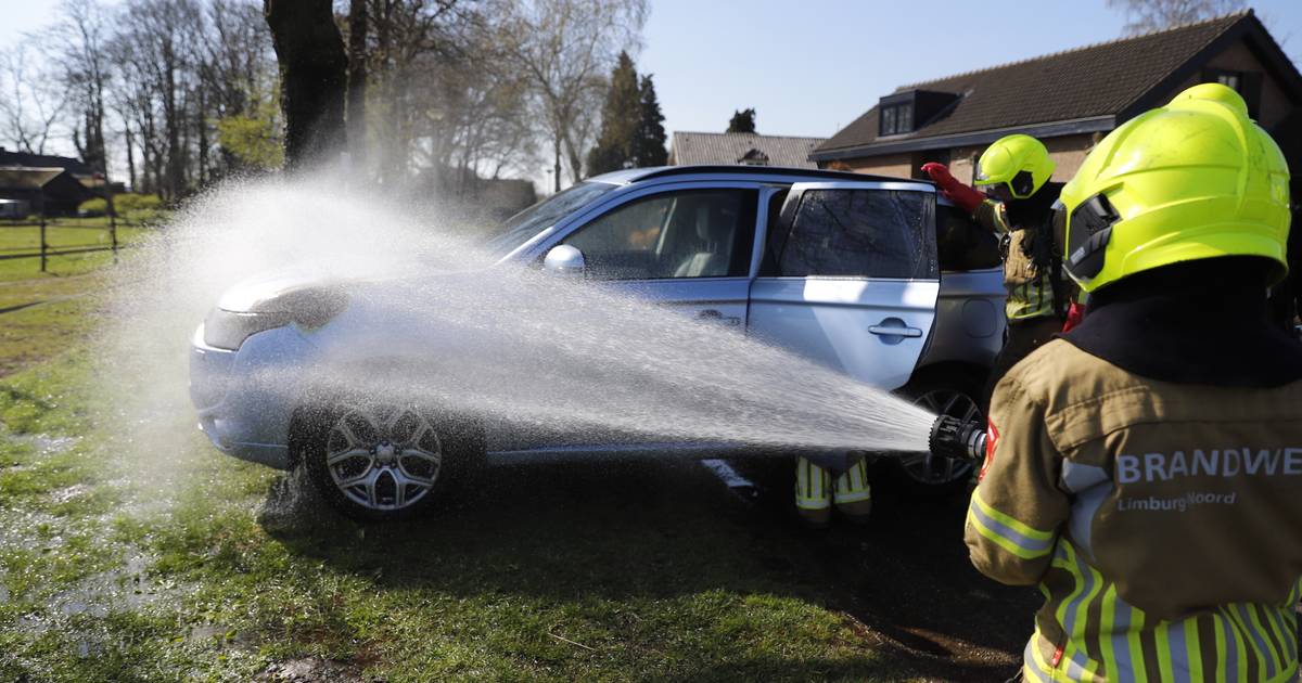 Dubbel pech: auto in brand en na wegduwen knalt ie tegen een boom ...