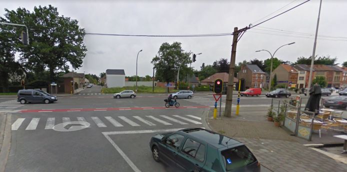 Motorrijder raakt gewond na botsing met auto op kruispunt Antwerpsesteenweg | Gent | hln.be