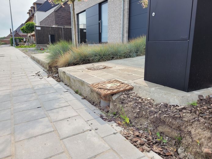 Jong koppel raakt oprit niet meer op door niveauverschil na werken in ...
