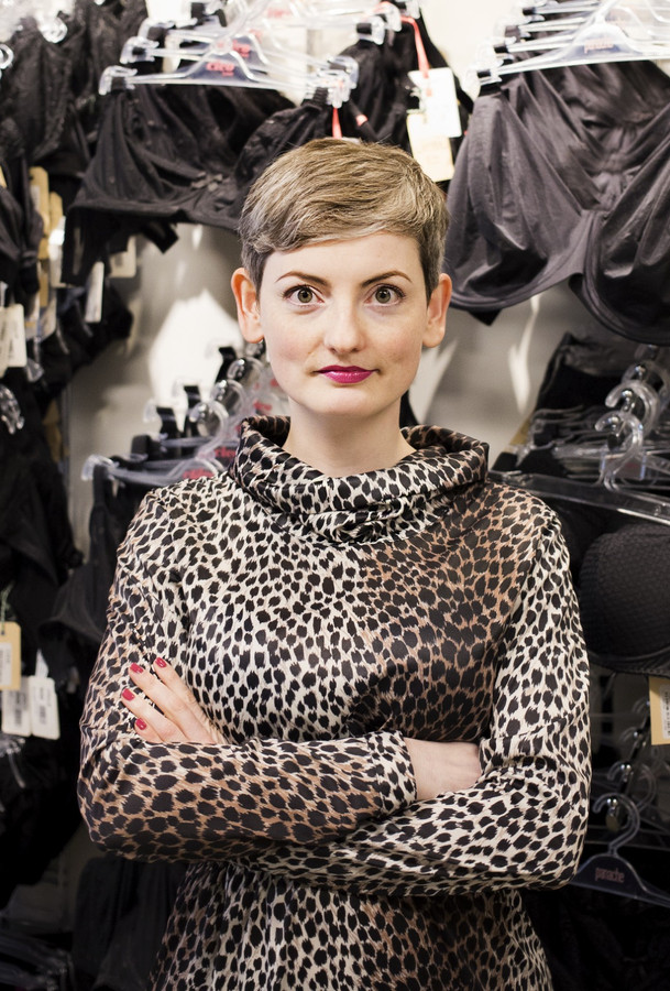 Sfeer in lingeriewinkel grimmiger: ‘Dame die woedend bh’s op de ...