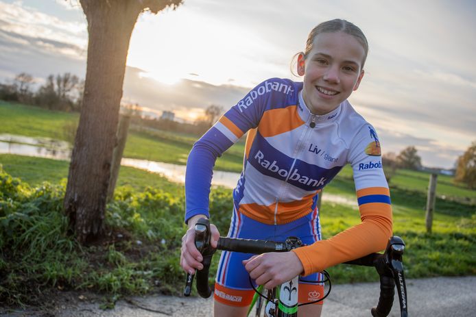 Isabella (11) fietst 200 kilometer naar opa, die alzheimer heeft: ‘Ik ...