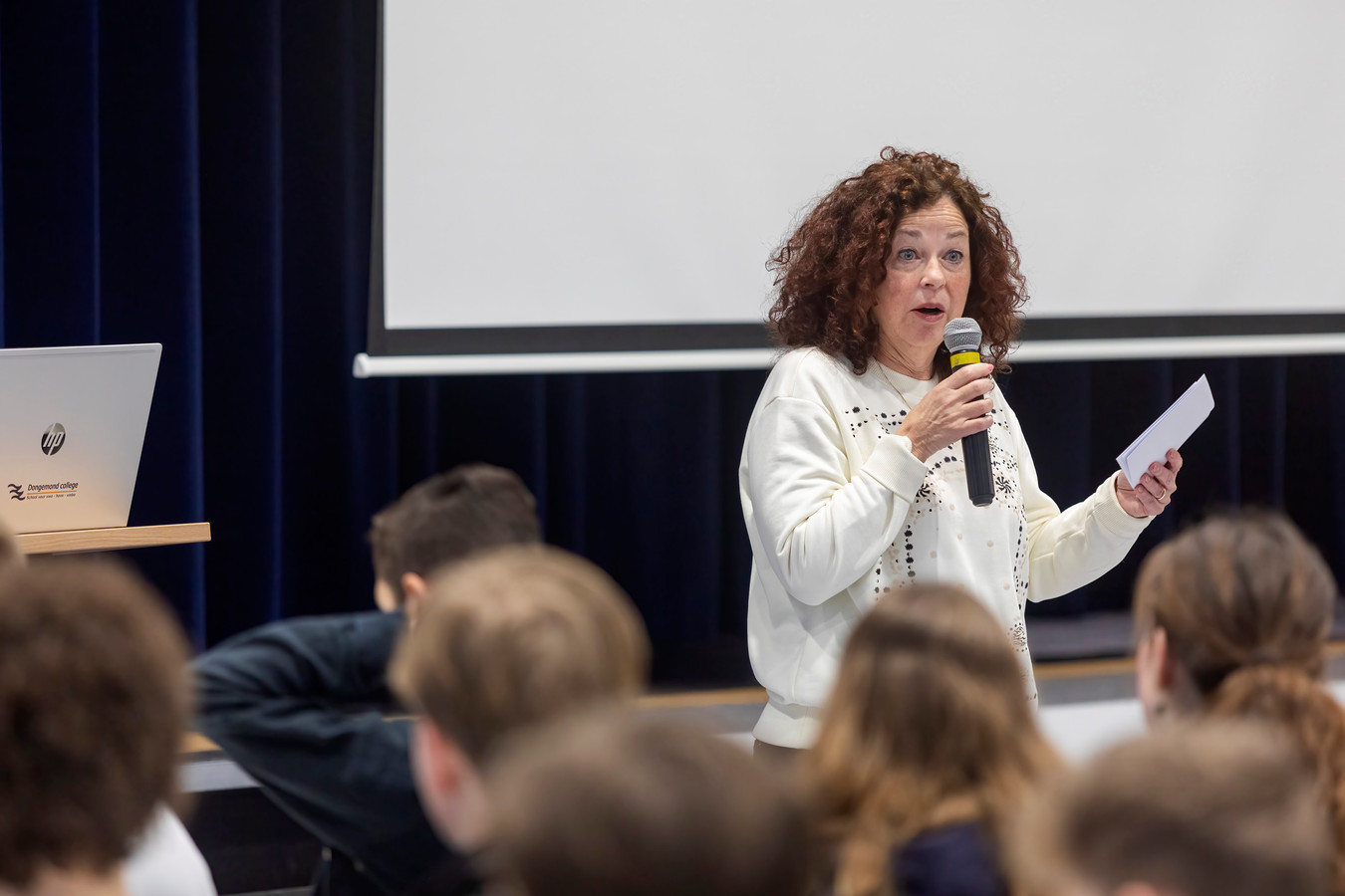 Scholieren komen met radicale ideeën: ‘Op elk nieuwbouwhuis zonnepanelen verplichten’ | Foto | AD.nl