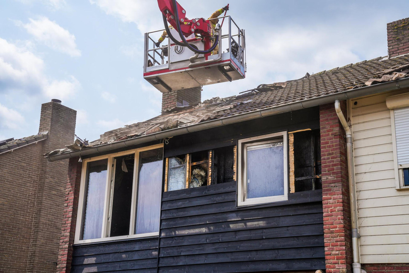 Enorme schade na woningbrand in Deurne, vermoedelijk ontstaan door werk ...