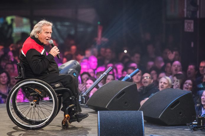 Volkszanger Koos Alberts (71) overleden | Show | AD.nl