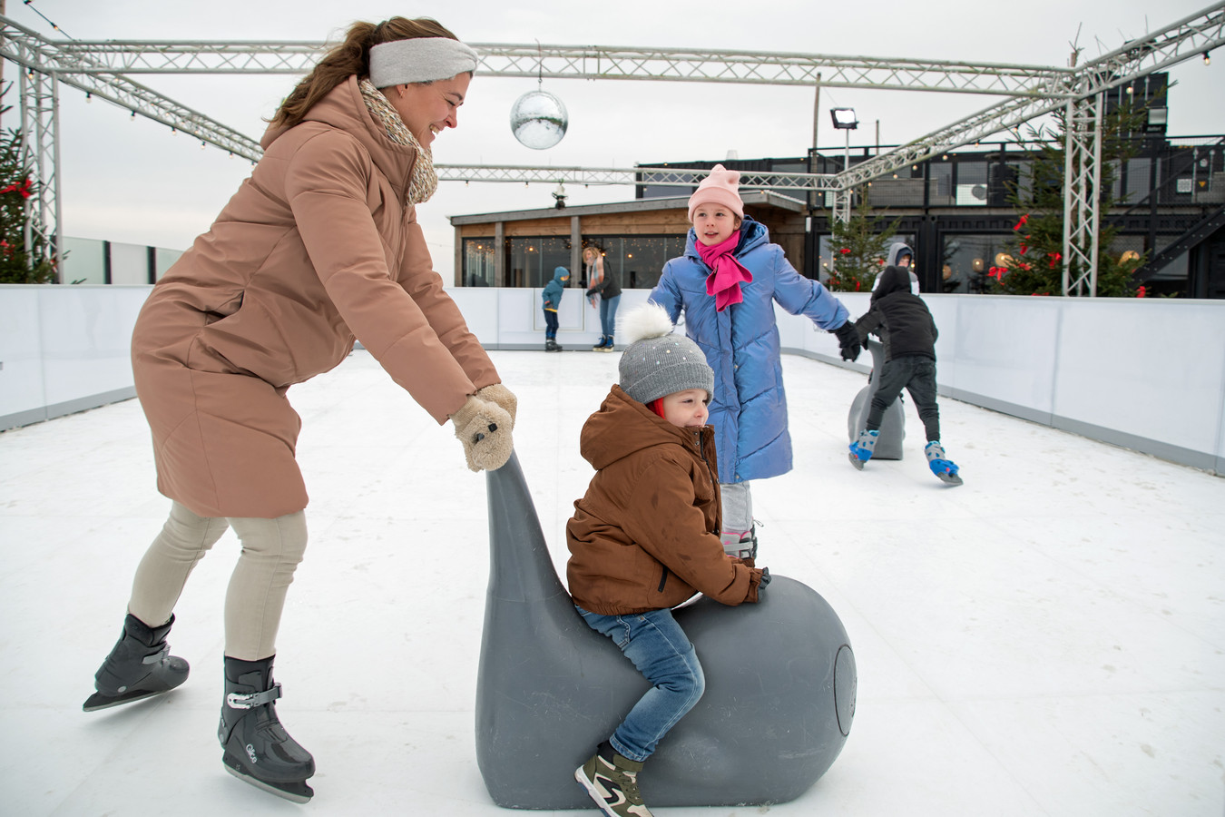 Loiss (8) trapt schaatsseizoen bij Bar Goed af; veel schaatsliefhebbers ...