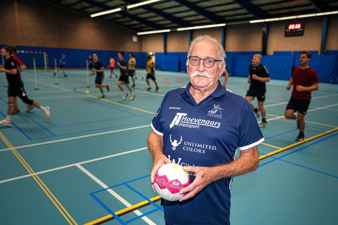 Henk Strik (74) gaat met een handbalvereniging uit Gemert van een ...
