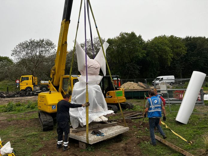 Beeld Benjamin krijgt tijdelijk nieuwe plaats op rotonde Ringlaan | De ...