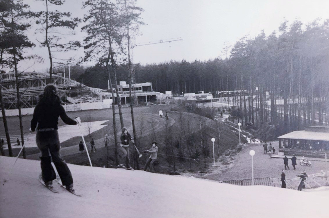 Wout Van Aert en co daalden befaamde ‘Skiberg’ af: “Pyromaan zorgde 40 ...