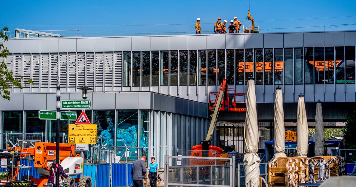 Na jaren verbouwing gaat nieuwe stationshal van Rotterdam Alexander ...