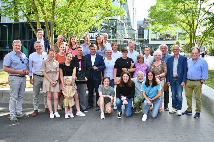 Stad huldigt Olympisch G-sportkampioene voetbal Lore Van Heesbeke ...