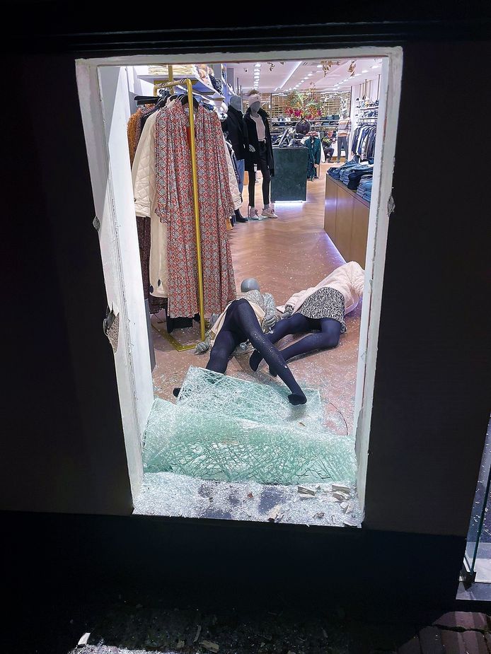 Raam Oisterwijkse modezaak met fors geweld geforceerd: ‘De vijfde ...