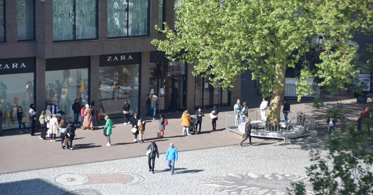 Zara op Vredenburgplein gaat weer open en meteen staat er een lange rij ...