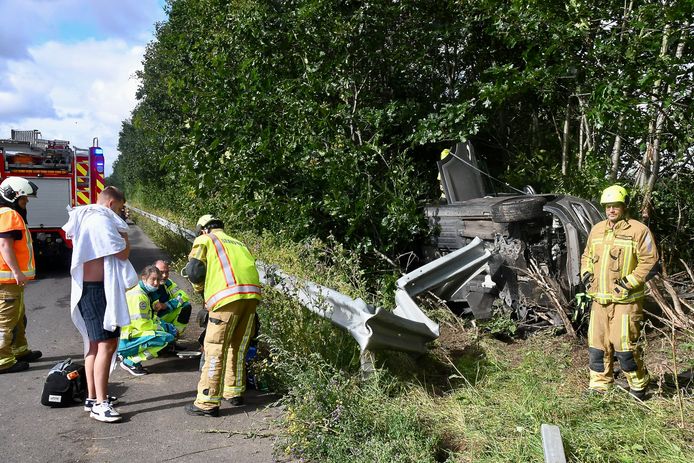 Vijf gewonden bij spectaculair ongeval op E403 in Izegem: auto’s belanden naast de weg na fout ...