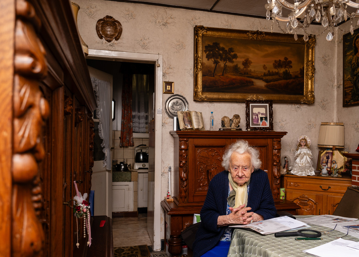 Op bezoek in het bouwvallige maar knusse huisje van Jeanneke (96), die ...