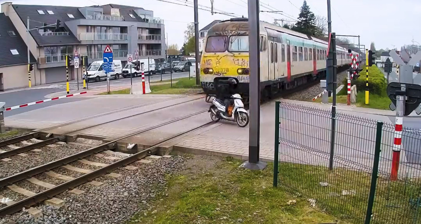 Bromfietser (20) die slagbomen negeerde toch nipt geraakt door trein ...
