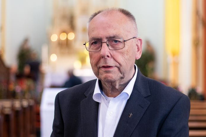 Diaken Hennie Witsiers speelde als kind thuis al de mis na. De kerk is ...