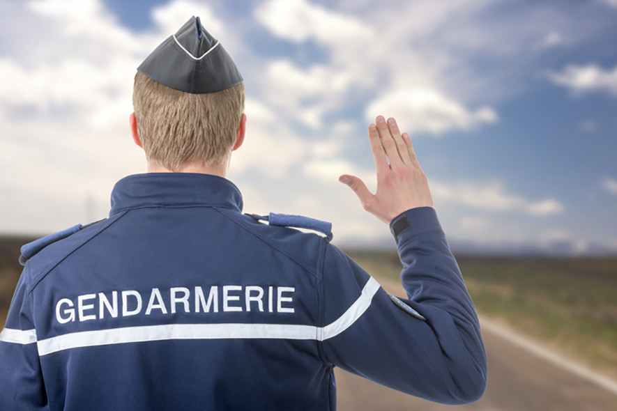Il “joue au gendarme” pendant trois ans avant d'être arrêté | Foto ...