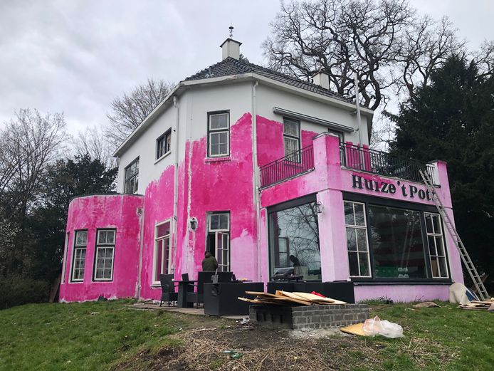 Grap of vandalisme? Huize 't Pott in Enschede knalroze geverfd: ‘Dit is ...