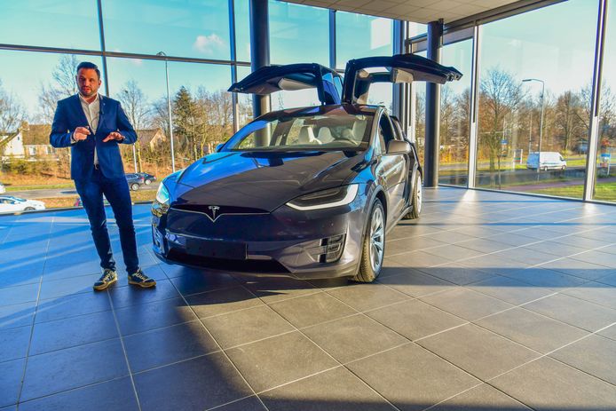 Verkoop elektrische auto's van Tesla vanuit nieuwe ruime vestiging in ...
