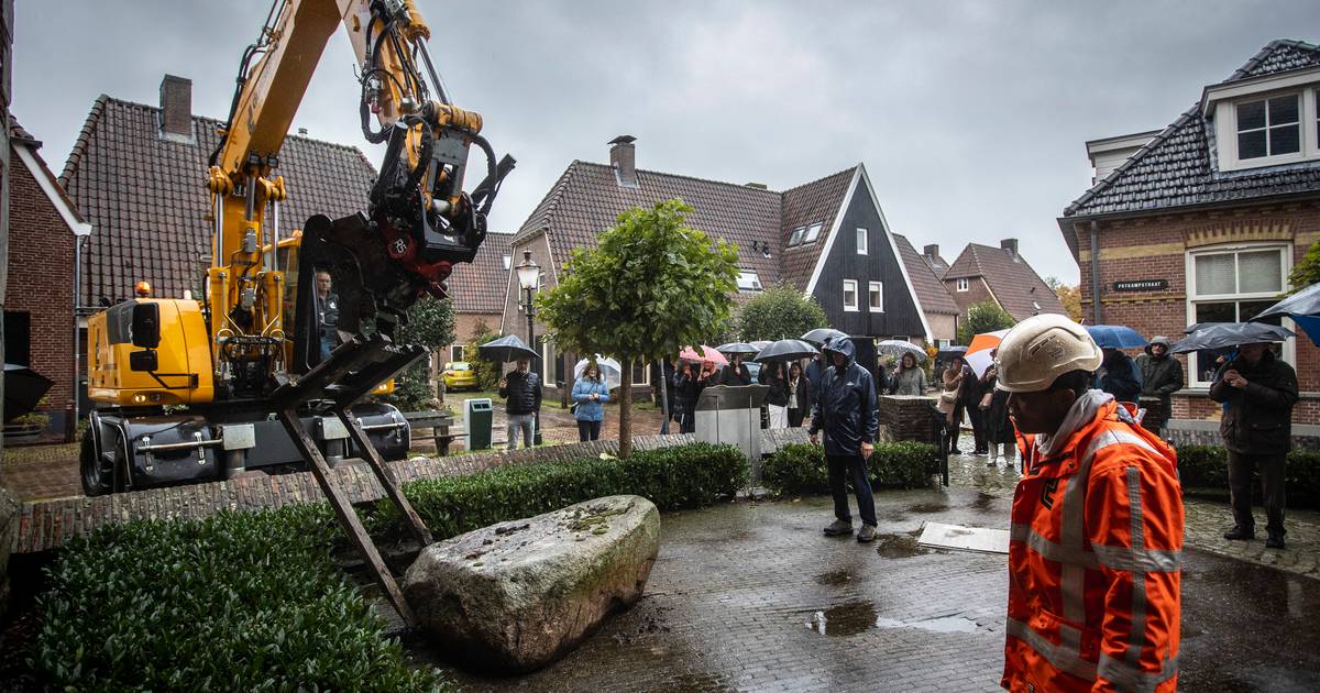 Historische steen Borne terug op zijn plek de bij Oude Kerk, veilig voor ‘zwervers en schooiers ...