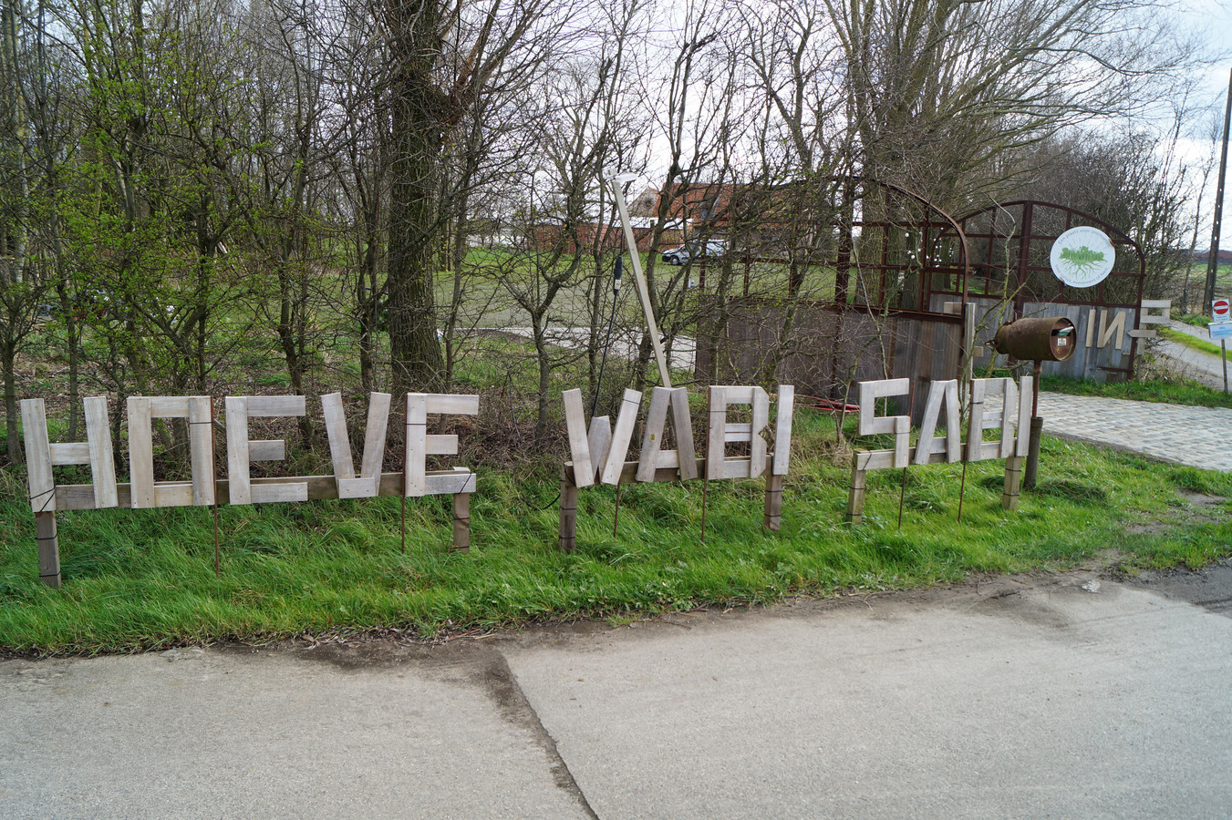 “Krantensnippers als isolatie en muren van leem en hennep.” Peter en ...