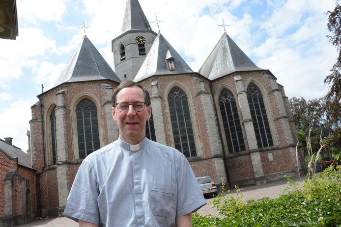 Controversiële pastoor opnieuw in oog van de storm: volledige kerkraad ...