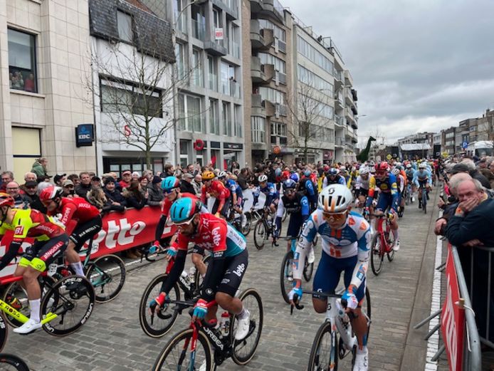 IN BEELD. Nokere Koerse lokt wielerfans naar Markt van Deinze | Deinze ...