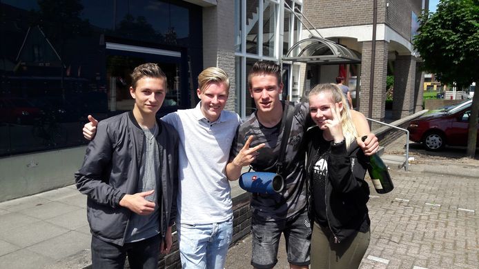 Jebroer bedankt honderden fans in Vriezenveen: 'Heb niets tegen geloof ...