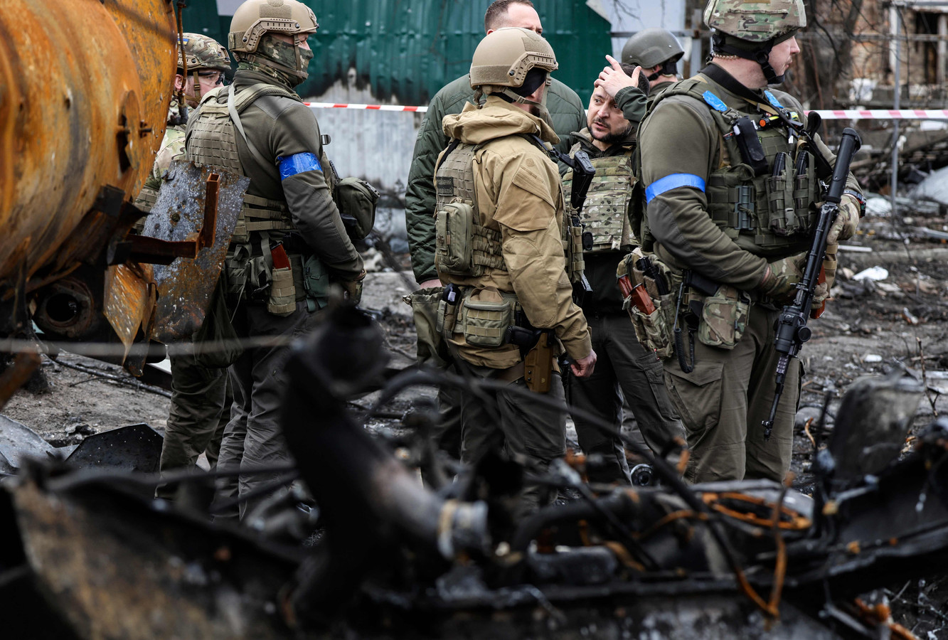 Bewoners wijzen naar Tsjetsjenen na bloedbad in Boetsja | Foto | ed.nl