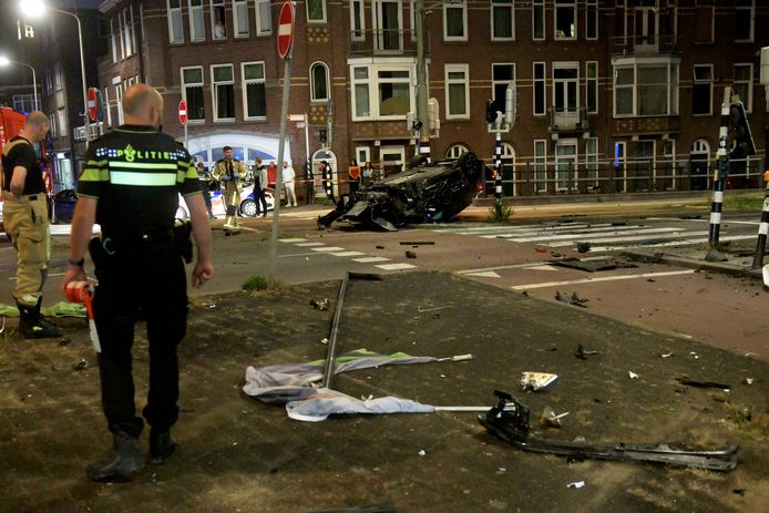 Ravage op het Rijswijkseplein na crash, auto komt ondersteboven terecht ...
