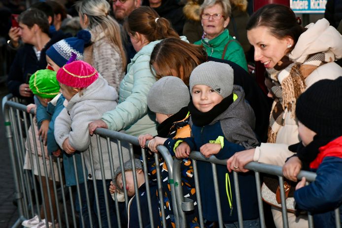 IN BEELD. 41e Sint-Maartensstoet lokt massa mensen: “Heel blij dat we ...